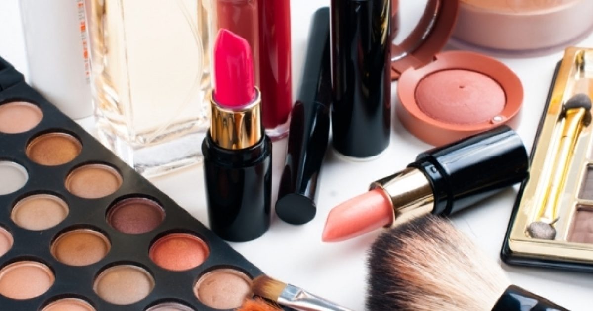 Li utilizziamo tutti i giorni ma cos'è un cosmetico e cosa contiene?