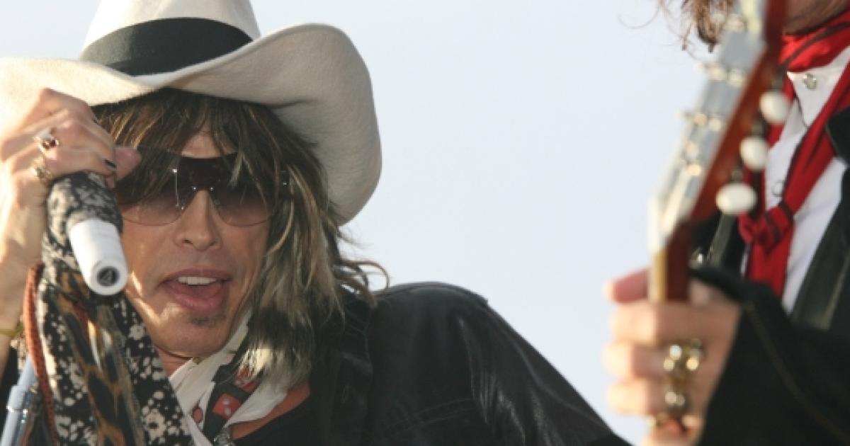 Steven Tyler wears white dress on Red Carpet