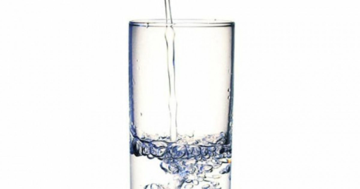 Beneficios de beber agua tibia en ayunas