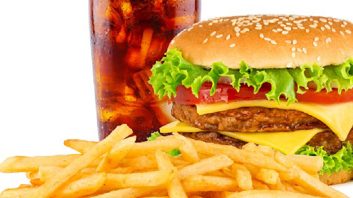 Il cibo dei fast food rende più 'aggressivo' il nostro organismo