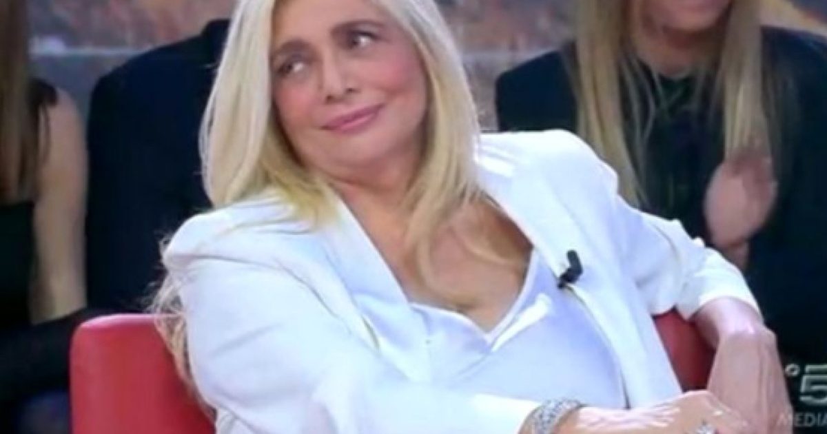 Isola dei famosi: imbarazzante gaffe di Mara Venier, caos sul web Isola dei famosi: imbarazzante gaffe di Mara Venier, caos sul web
