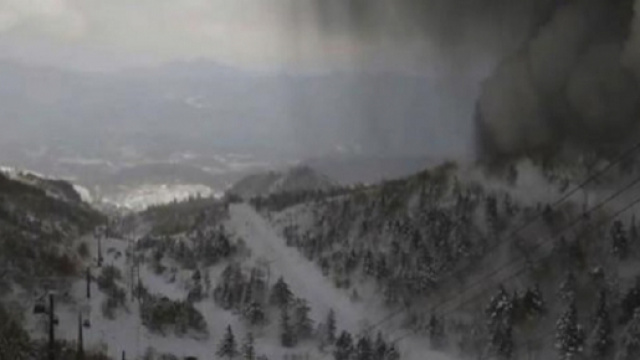 Giappone: vulcano in eruzione, valanga e sassi sugli sciatori, un morto