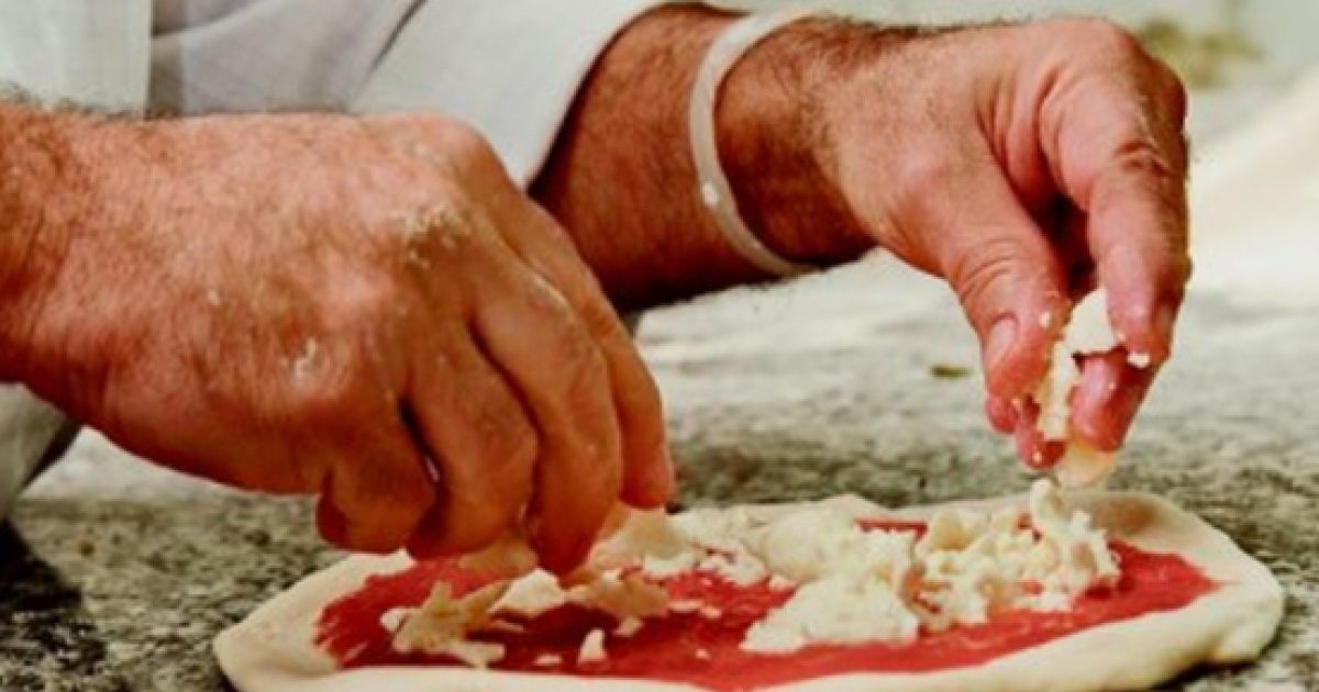 Il pizzaiolo di Napoli che ha regalato la pizza a un turista