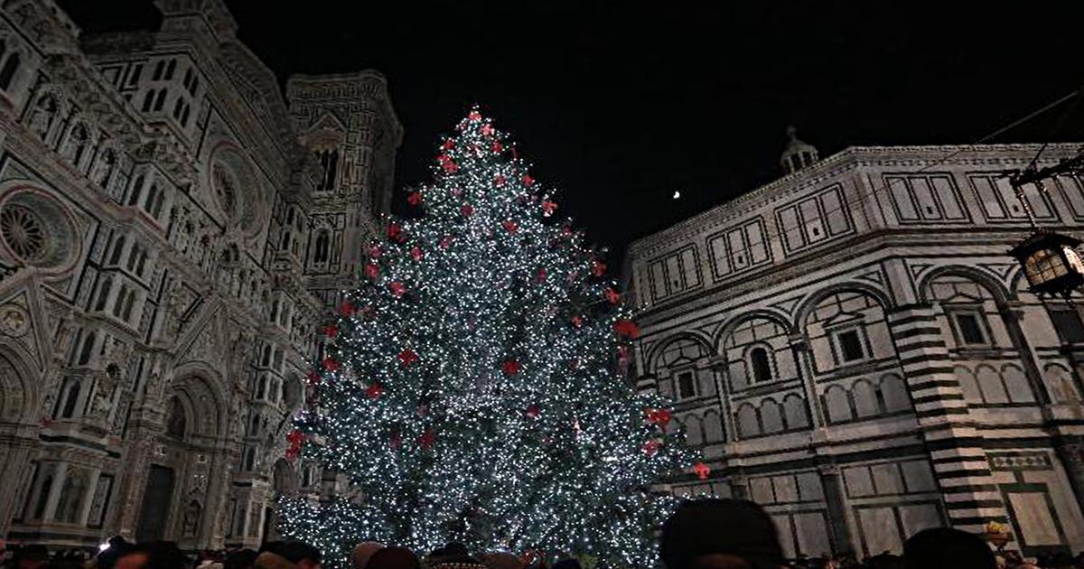 Accensione dell'albero di Natale a Firenze in Piazza Duomo: l ...