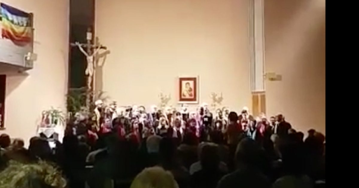 Bologna, concerto di Natale in chiesa, il coro intona 'Bella Ciao ... Bologna, concerto di Natale in chiesa, il coro intona 'Bella Ciao ...