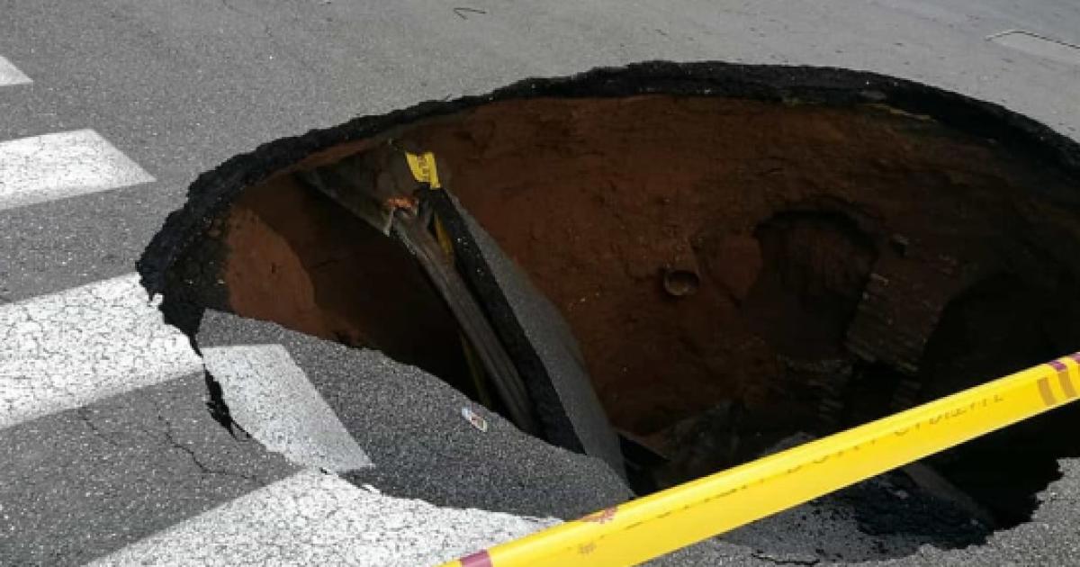 Roma grossa voragine si apre per strada Roma grossa voragine si apre per strada