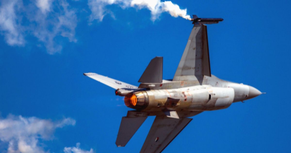 Il jet della Marina si schianta su Geiger Key in Florida.