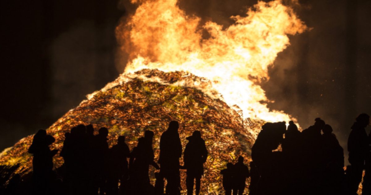 Falò, Santi e antichi riti pagani