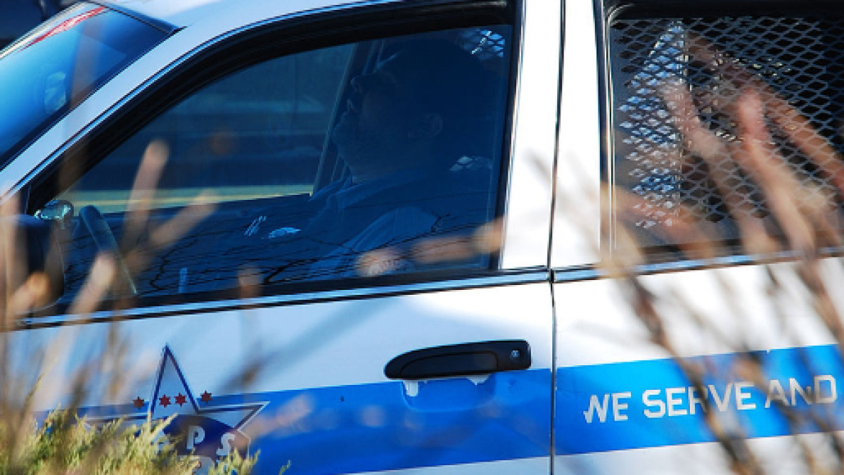 Sleeping Beauty Cop: On-duty officer naps outside massacred school