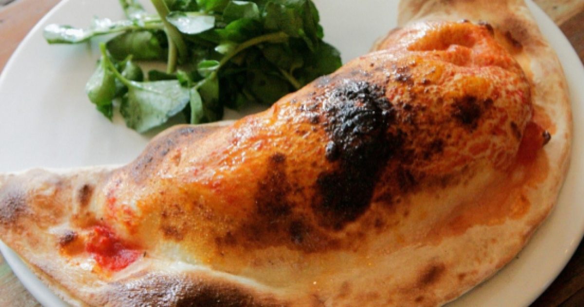 Calzone al forno ripieno di broccoletti e formaggio gruviera