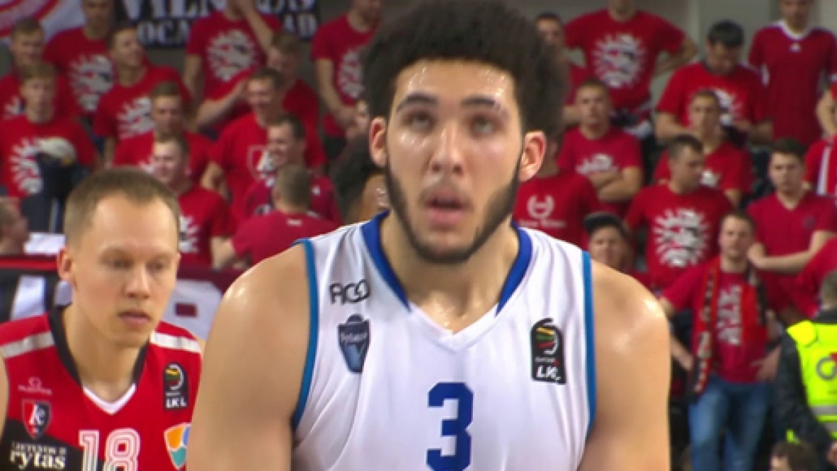 LiAngelo Ball suffers ankle injury in LeBron James shoes, gets praised ...