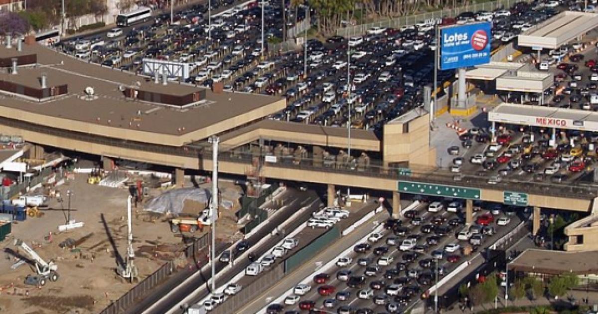 Trump in tension as migrants arrive in Tijuana in caravans