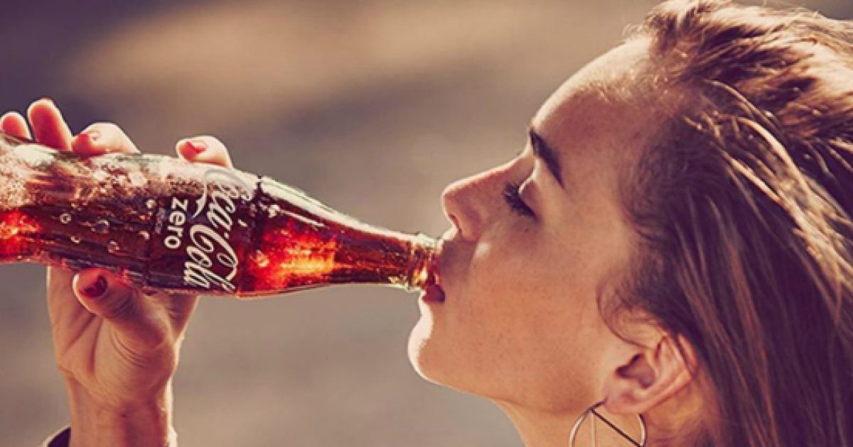 Coca-Cola como un aceite de bronceado? la nueva y loca tendencia inglesa