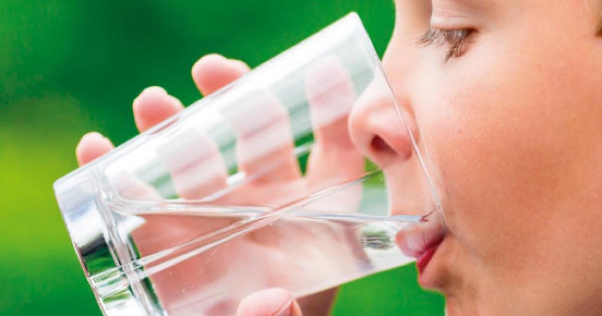 4 Formas creativas para que tu hijo beba más agua