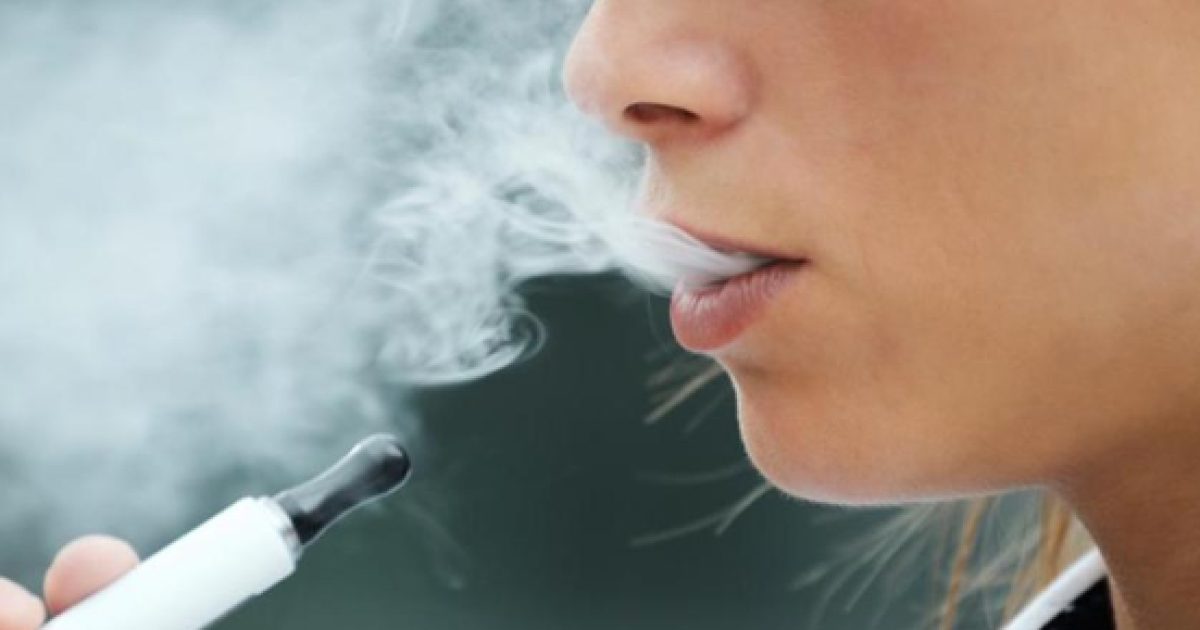Fuma sigaretta elettronica e si sente male: acqua nei polmoni
