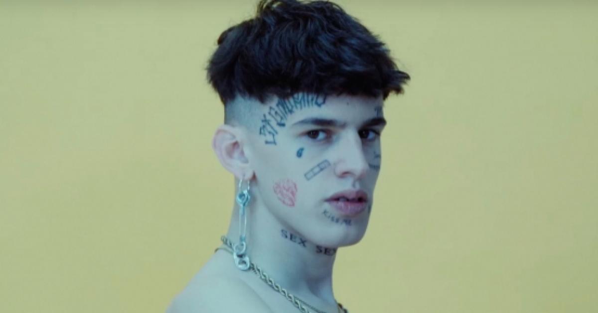 Young Signorino alle prese con un fan durante il suo primo live