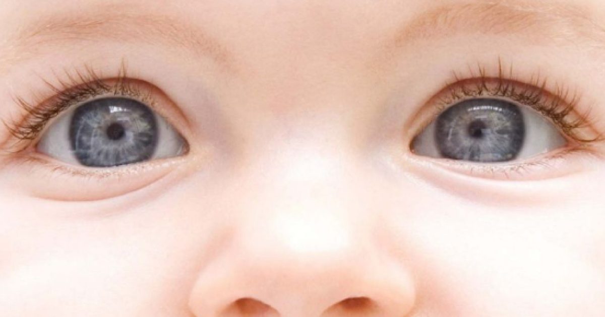 ¿Cuándo cambia el color de ojos de los recién nacidos?