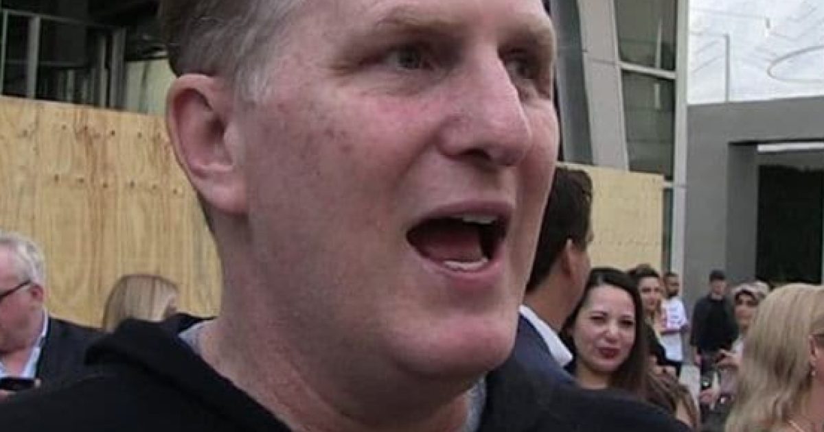 Vuole aprire il portellone di un aereo in volo: Michael Rapaport lo ...
