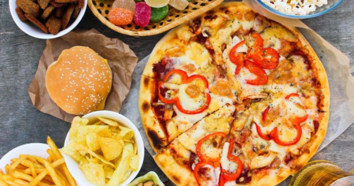 L'Inghilterra dichiara guerra al cibo spazzatura, via anche gli snack ...