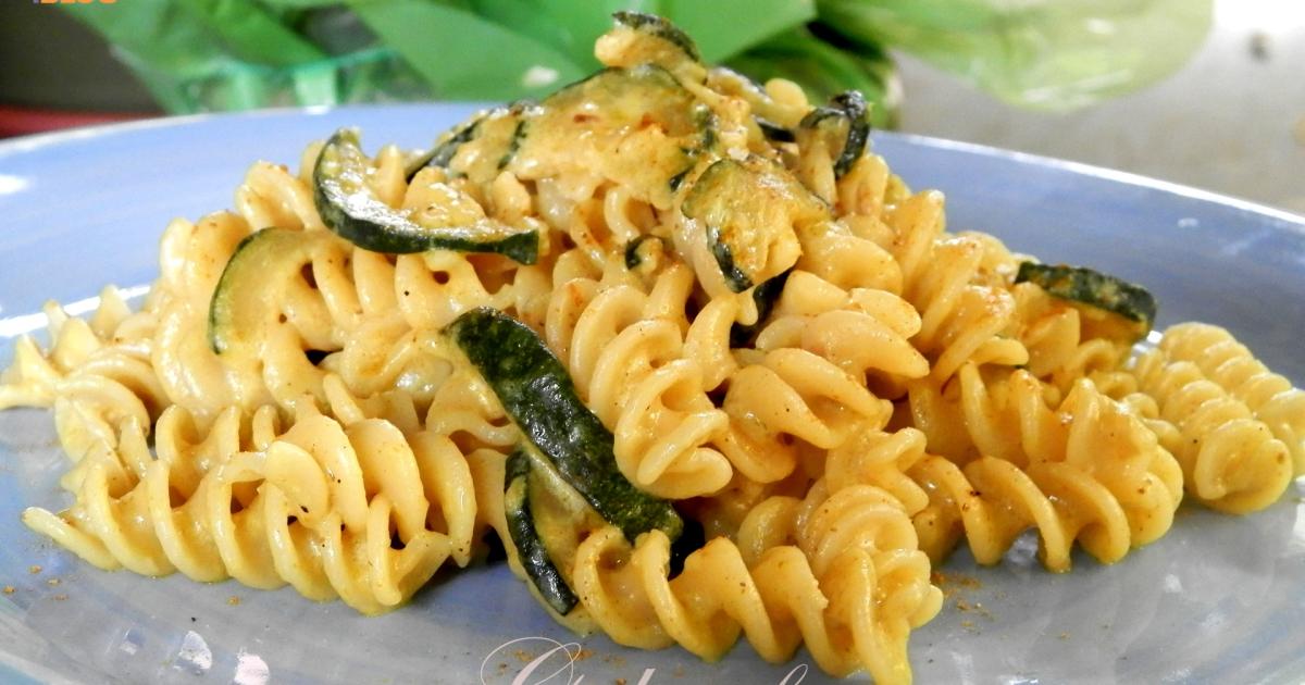 Ricetta estiva: pasta con zucchine, zafferano e curry
