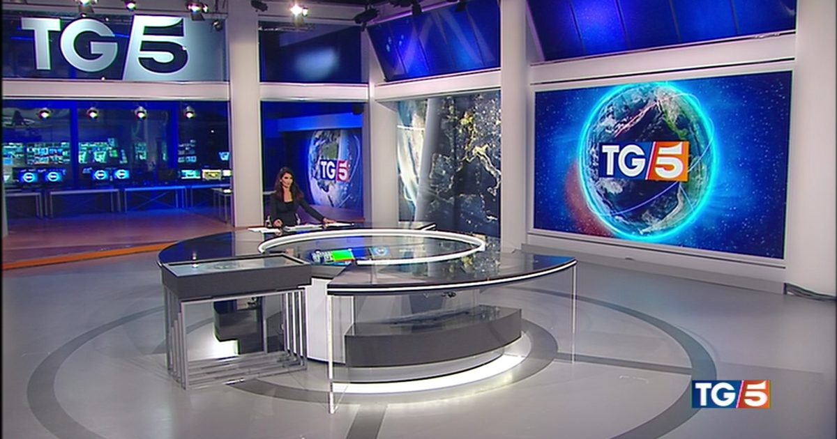 Tg5: gaffe su Neil Armstrong e crollo di ascolti nella puntata del 20 ...