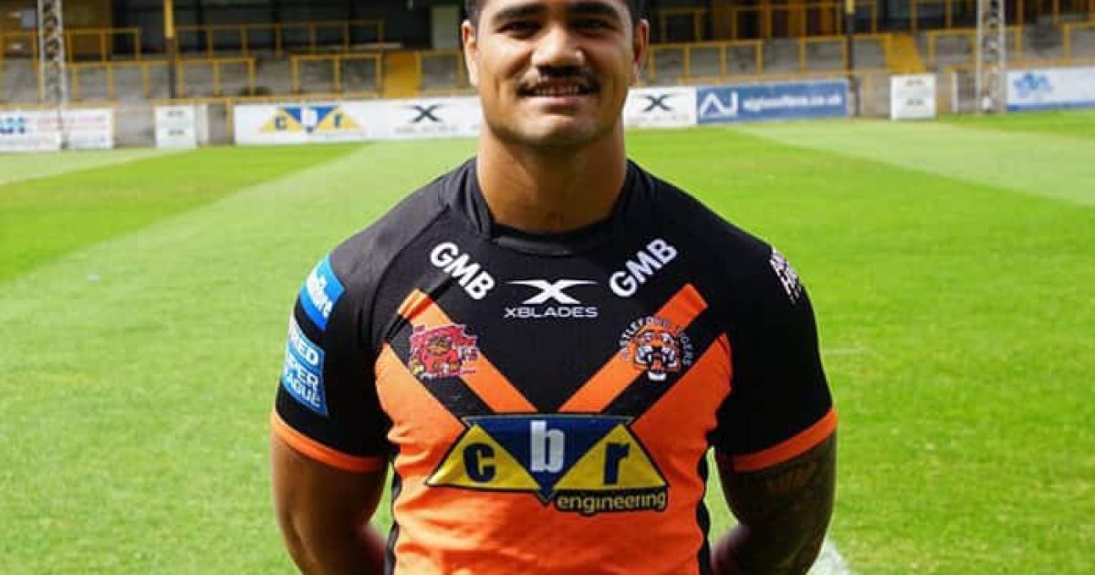 Castleford show statement of intent signing Peter Mata'utia