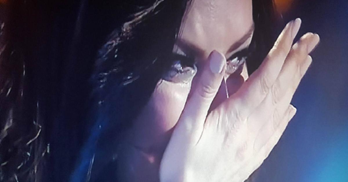 Laura Pausini, paura durante il concerto: colpita e ferita da una fan mentre si esibiva