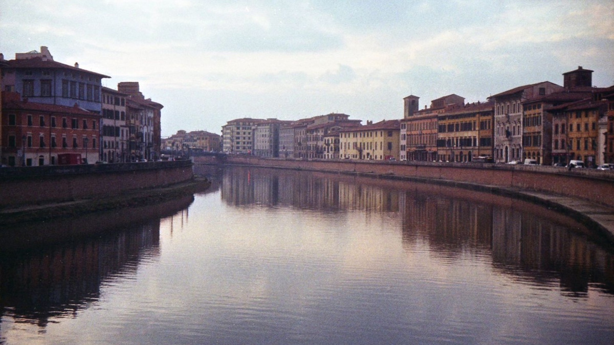 Caduta mortale a Pisa dalle spallette dell’Arno