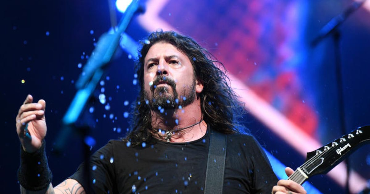 Dave Grohl cade dal palco dopo aver chiesto una birra dal pubblico