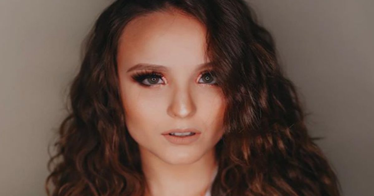 Larissa Manoela faz festa para comemorar a chegada dos 18