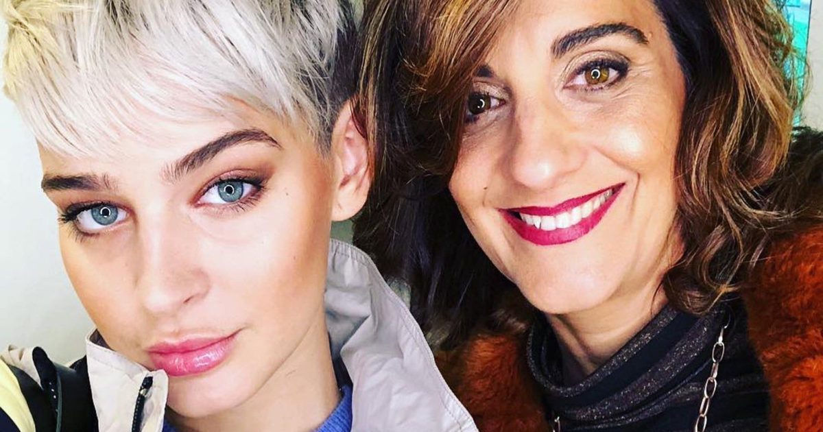 Anna Espinosa, madre de Laura Escanes, se fotografía con su nieta Roma