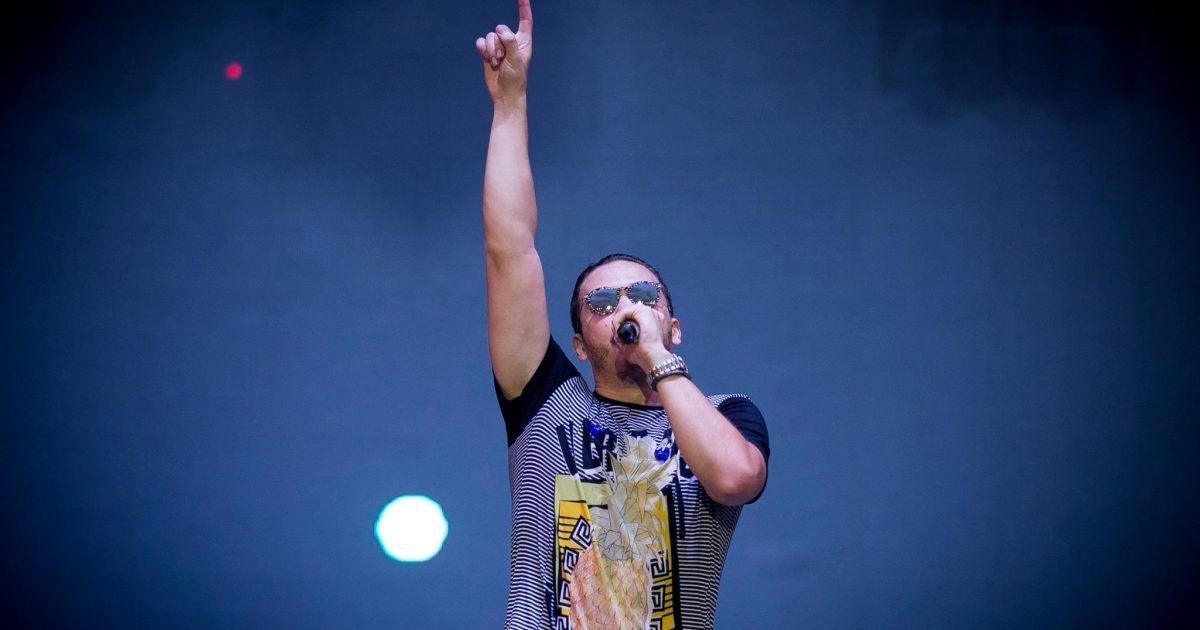 Famosos entram na onda e cantam 'Caneta Azul'