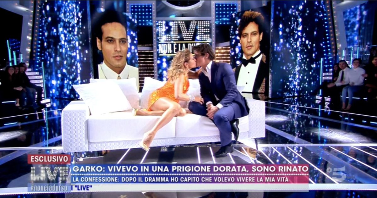 Barbara d'Urso bacia Gabriel Garko sulla bocca e nota che non porta la fede (VIDEO)