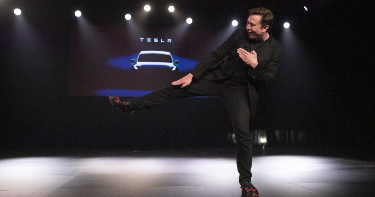 Un colaborador de Elon Musk rompe un cristal 'indestructible' del nuevo ...