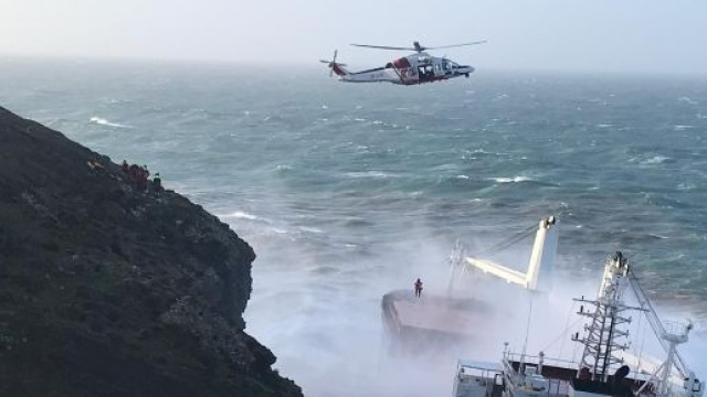 La motonave Cdry Blue si è incagliata al largo delle coste della ...