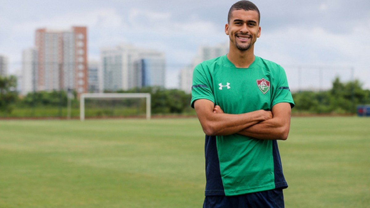 Apresentado, Léo Santos diz que espera conquistar títulos no Fluminense