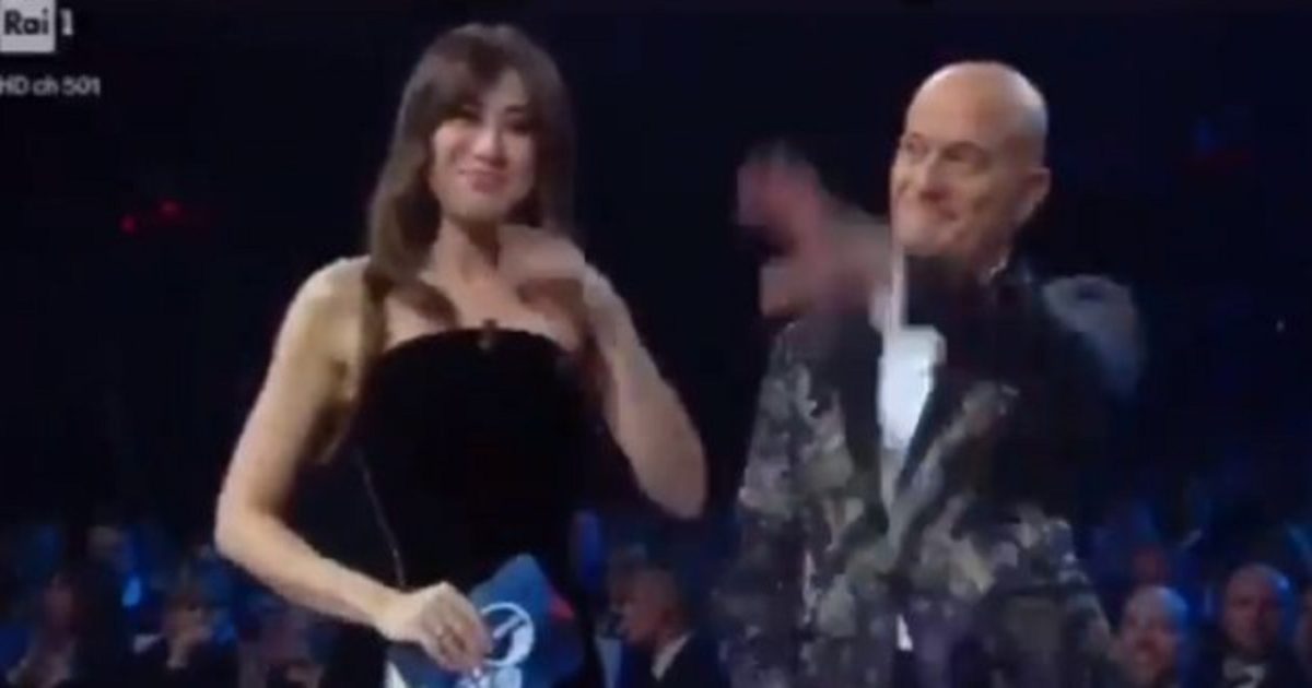 Sanremo, figuraccia di Claudio Bisio: saluta Bocelli da lontano solo ...