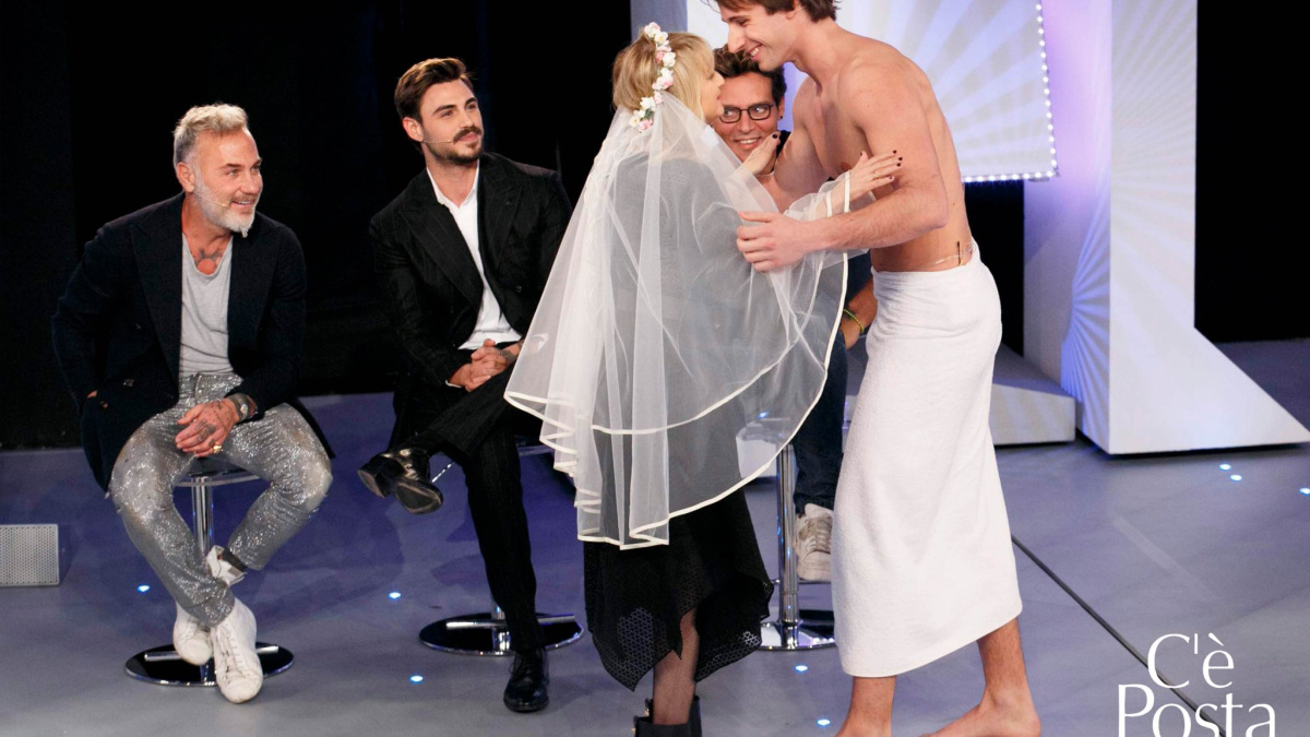 C'è posta per te, Brando Bertrand senza veli in studio e mostra il lato ...