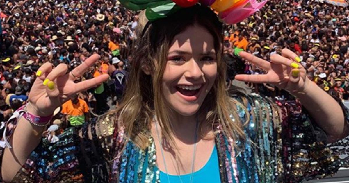 Maisa Silva muda o visual, pinta mechas coloridas no cabelo e se ...