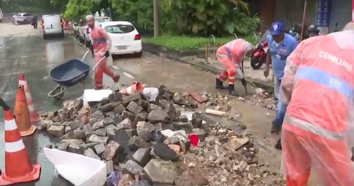 Brazil: Torrential rain in Rio de Janeiro cripples lives, leaves at ...