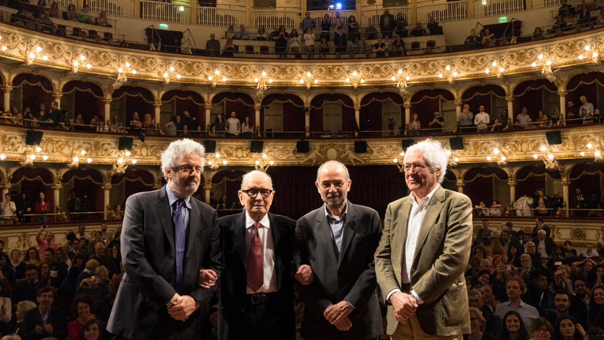 Bif&st, le lacrime di Ennio Morricone sul palcoscenico del Teatro ...