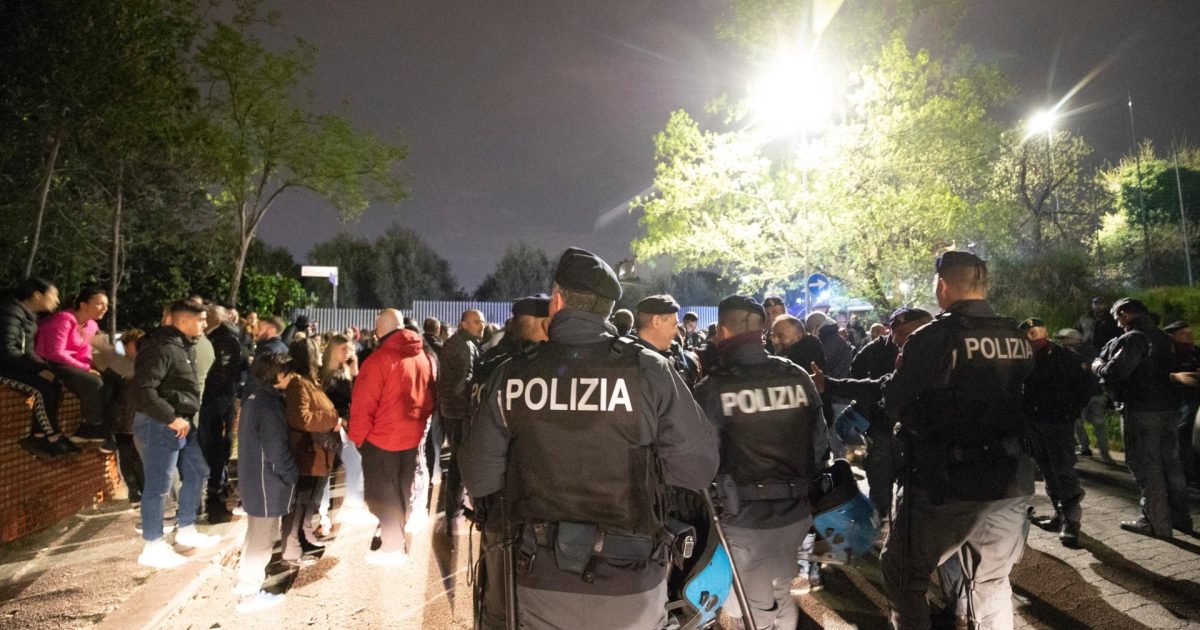 Roma, rivolta a Torre Maura per l'arrivo di 70 nomadi: calpestato cibo ...