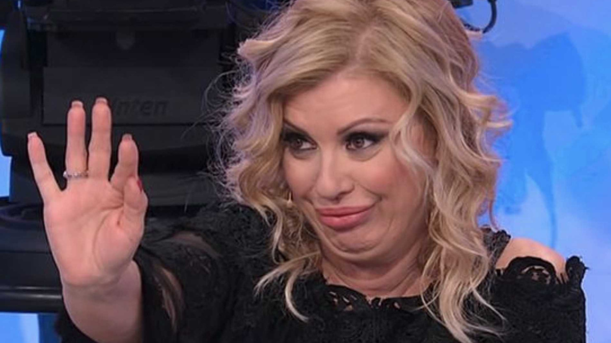 Tina Cipollari, dubbi su Ambra e Kikò poi chiarisce: 'Non ho nulla in ...