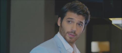 Can Yaman, alias Ferit Aslan, è costretto a sospendere la carriera per ...