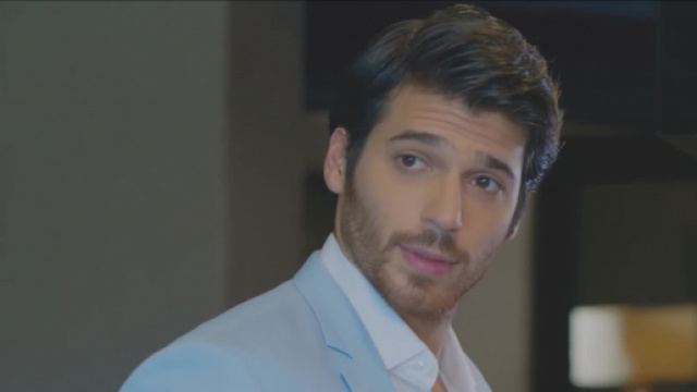 Can Yaman, alias Ferit Aslan, è costretto a sospendere la carriera per ...