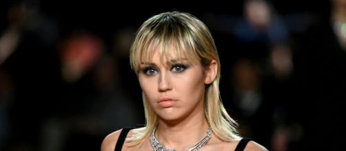 Tagli capelli: il caschetto lungo riccio e il mullet per l'estate