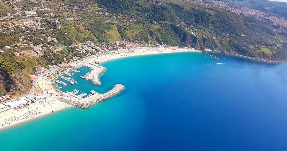 Palmi: un gruppo di turisti avvista una balena in mare aperto