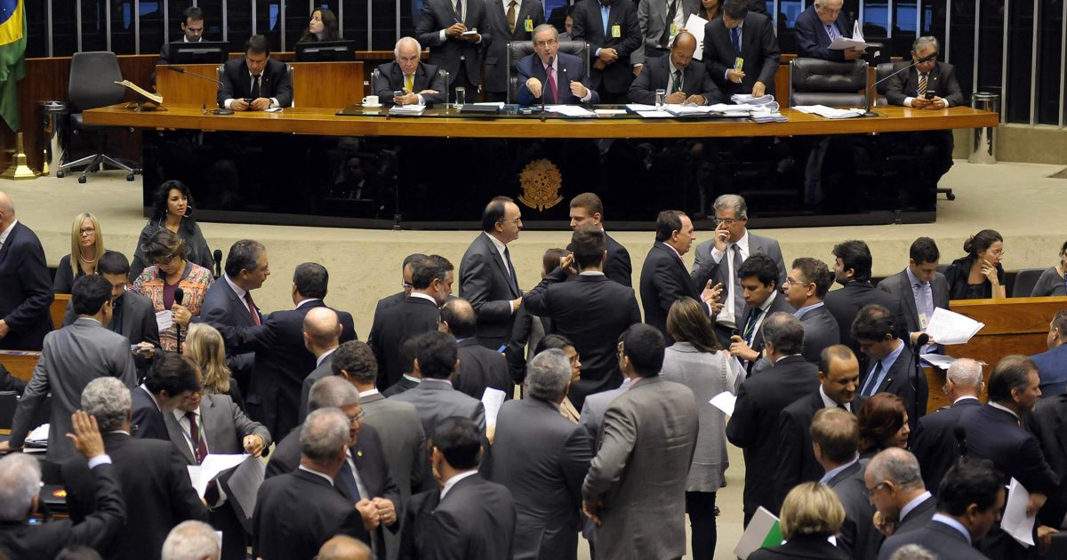 Bancada evangélica apresenta emenda para tornar igrejas imunes a ...