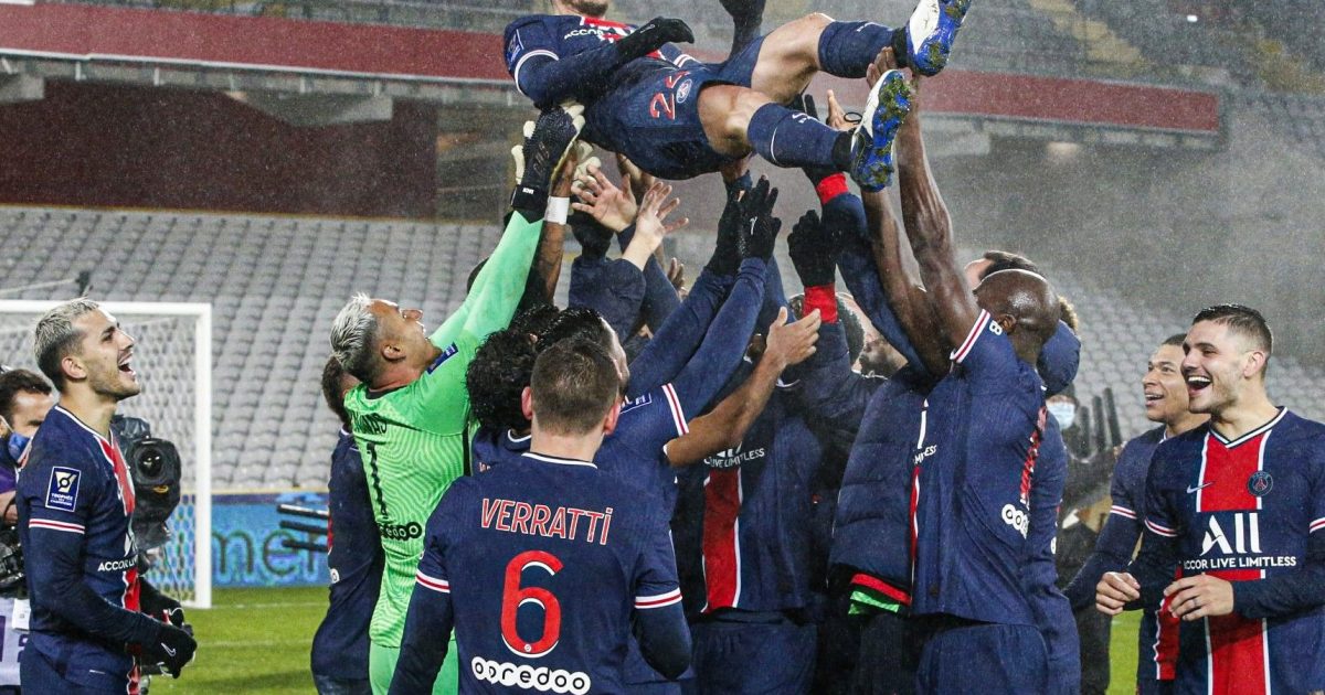 Le PSG trolle l'OM et l’armoire à trophée de Payet sur Twitter