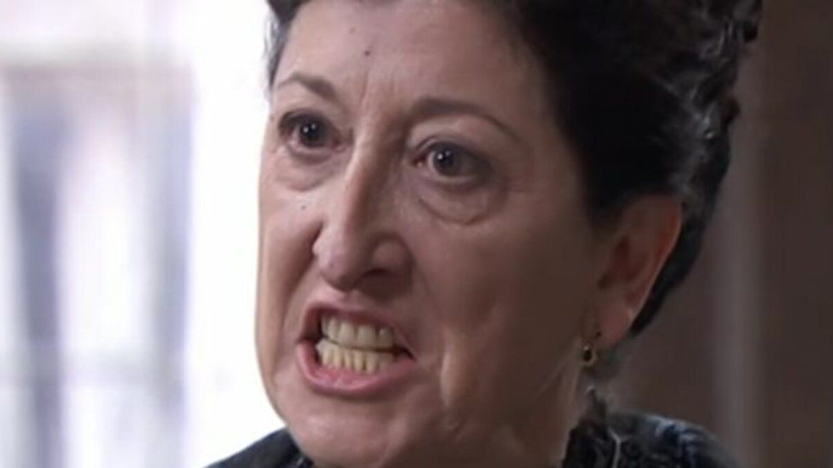 Una vita, spoiler Spagna: Ursula in preda al delirio aggredisce Salmeron